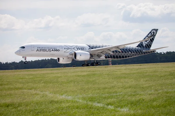 Airbus A 350 - 900 plane lands on airport – Stock Editorial Photo ...