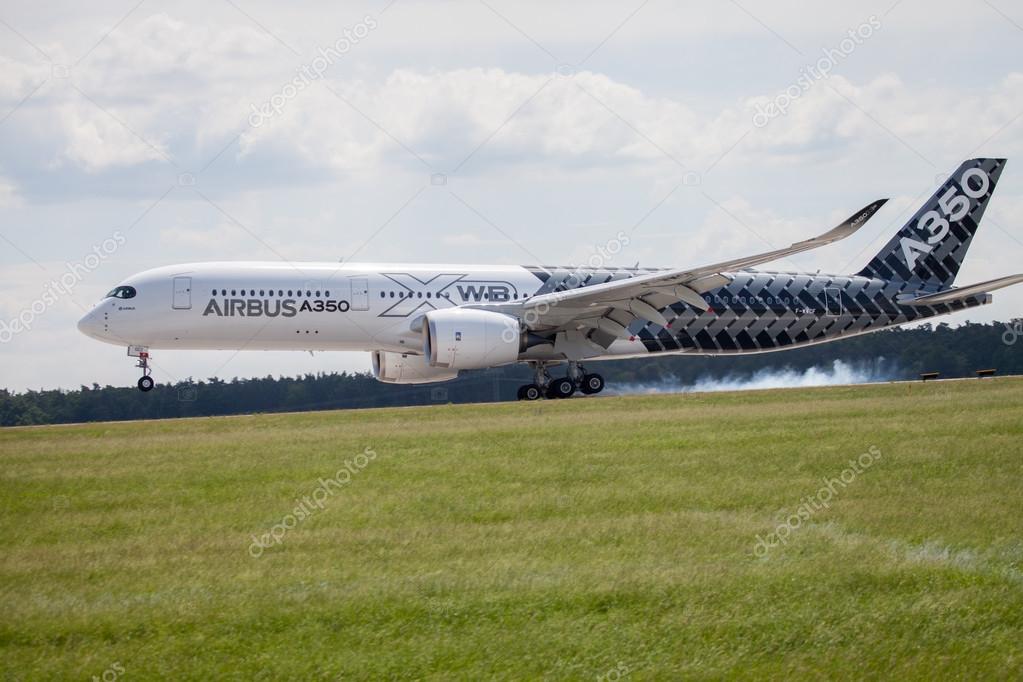 Airbus A 350 - 900 plane lands on airport — Stock Editorial Photo ...