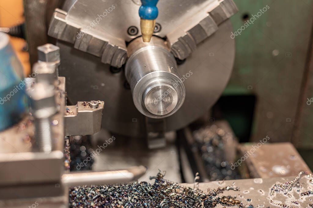 Detalle de un torno, corte de metal en una empresa de construcción de ...