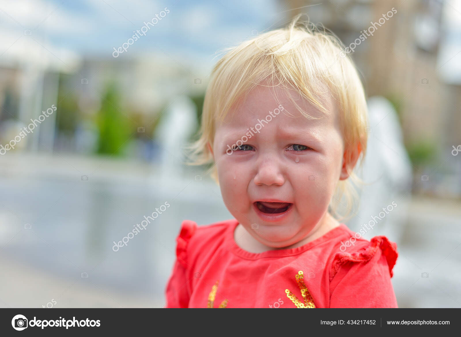 Menina Chorando Na Rua