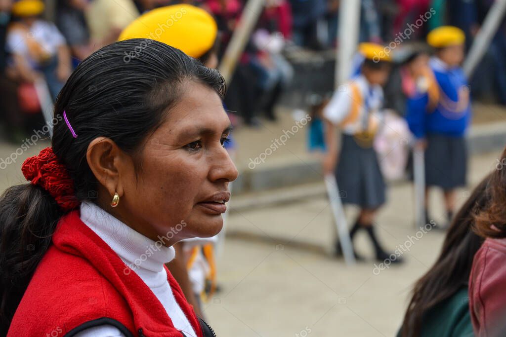 Hermosa dama con rasgos indígenas de la cultura Inca, con el pelo negro ...