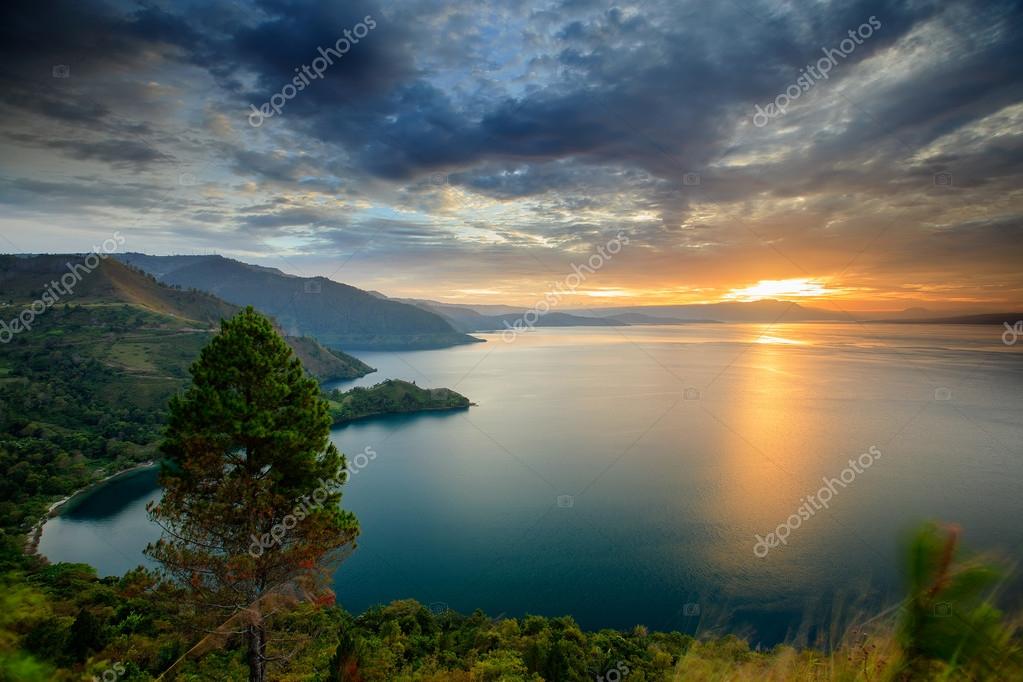 zonsondergang Tobameer, Noord-Sumatra Indonesië — Stockfoto ...