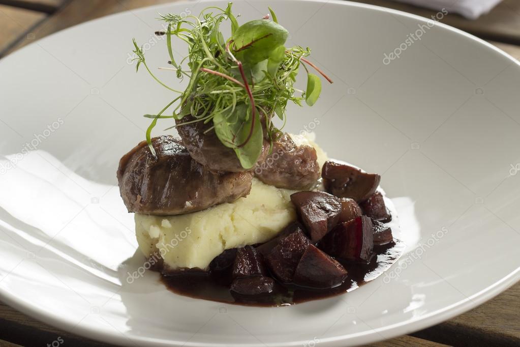 Braised pig cheeks, mash, pearl onions, pancetta & chestnut mushrooms ...