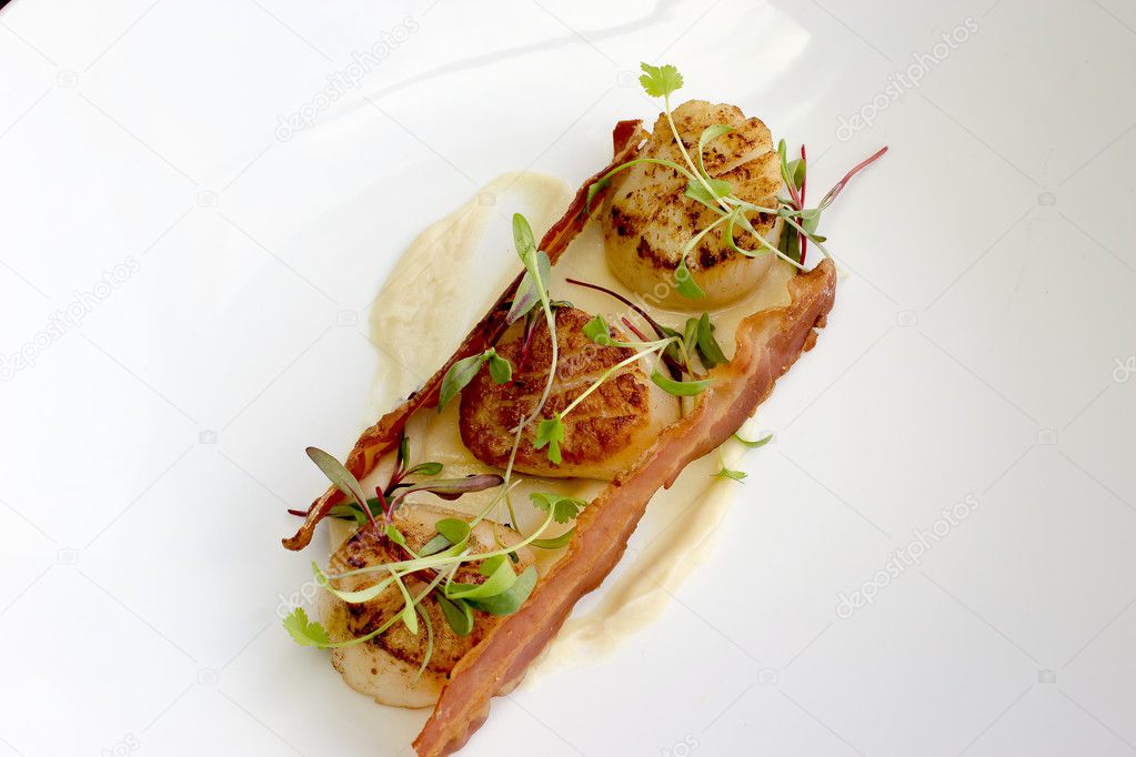 Scallops, pear & salsify puree & pancetta Stock Photo by ©chef ...