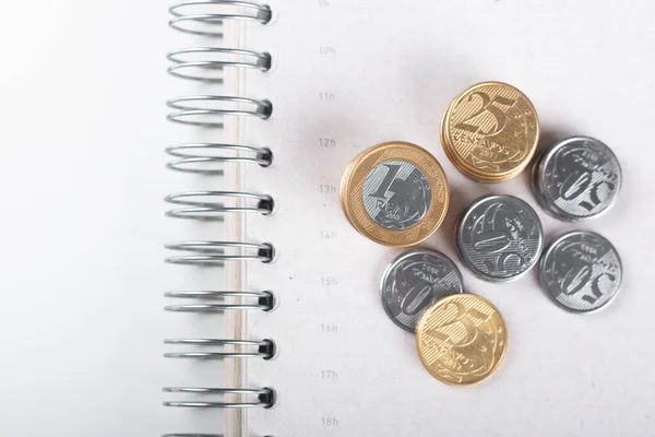 Las monedas y billetes fotos de stock, imágenes de Las monedas y ...