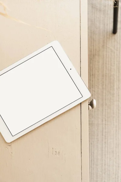 Pisos de tableta de pantalla en blanco con espacio de copia en la mesa ...
