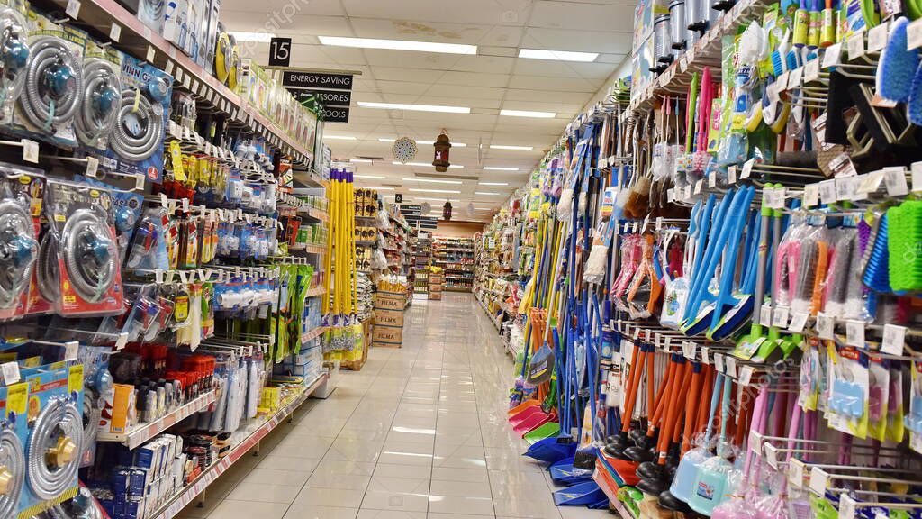 Yakarta, Indonesia - 8 de mayo de 2017: Un pasillo lleno de alimentos ...