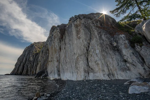 El sol se pone detrás del acantilado de Sagan-Zaba en el lago Baikal 2024