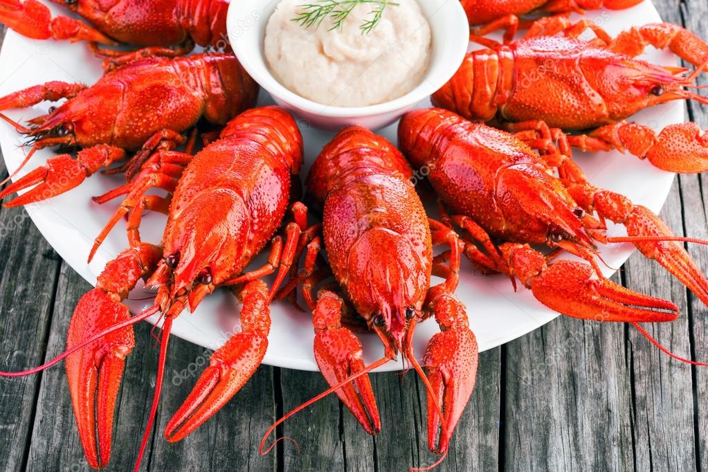 Boiled red crayfish with horseradish cream, close-up — Stock Photo ...