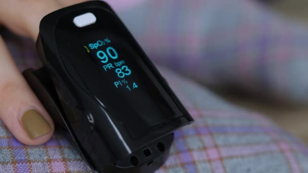 Baja Saturación Oxígeno Spo2 Sangre Medida Con Oxímetro Pulso Dedo ...