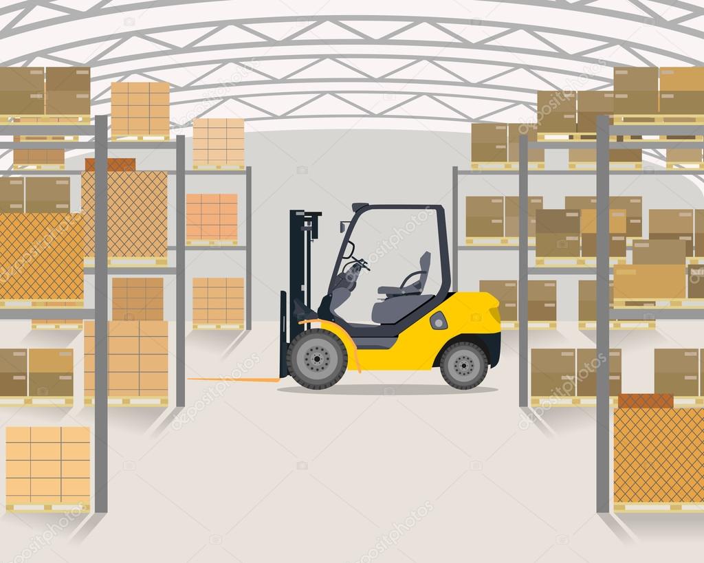 El cargador está en una gran luz entre almacenes de rack de almacén con ...