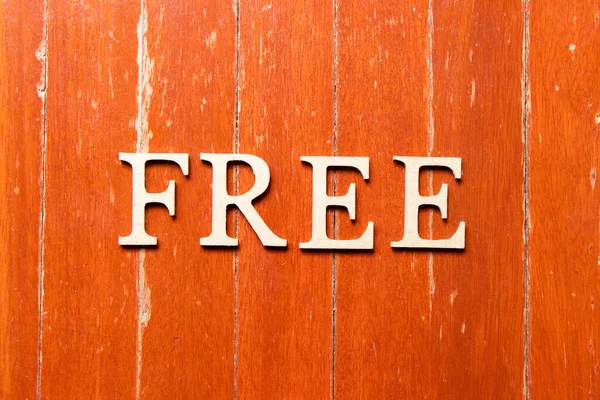 Letra del alfabeto en palabra libre en el fondo de la placa de madera ...