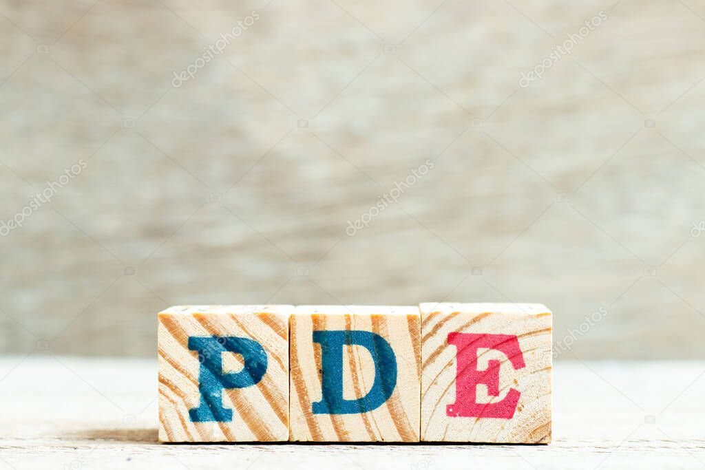 Alfabeto letra bloque en la palabra PDE (abreviatura de la exposición ...
