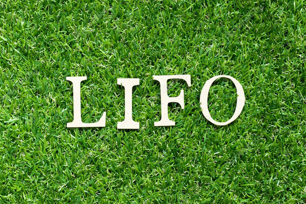 Letra del alfabeto en palabra LIFO (abreviatura de last in first out) sobre hierba verde fondo 2024