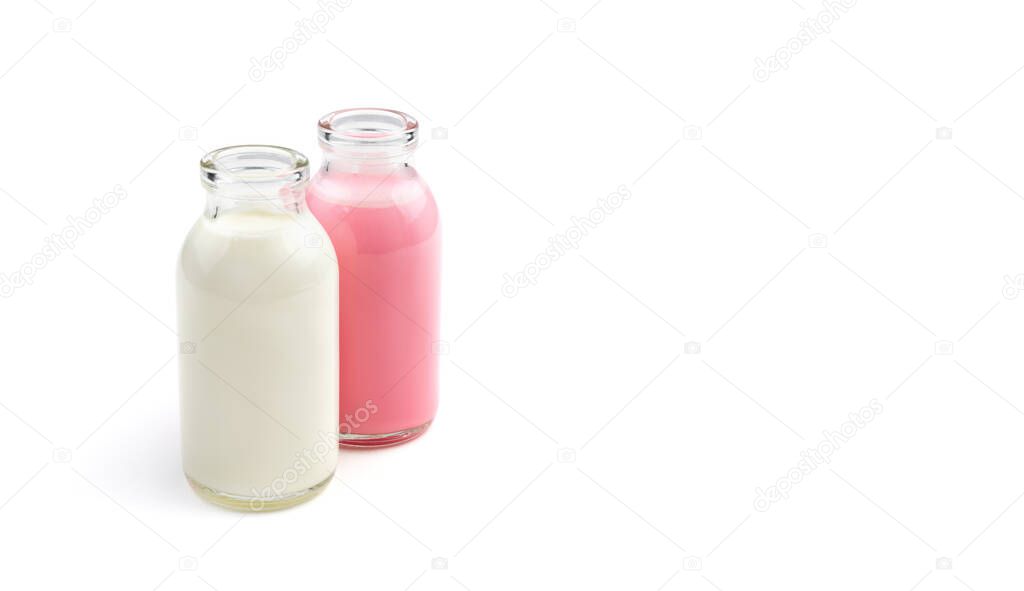 Dos botellas de cóctel de diferentes colores aisladas sobre un fondo ...