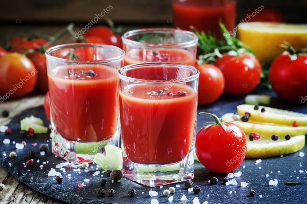 Tomato cocktail with tomatoes — Stock Photo © 5PH #106652794