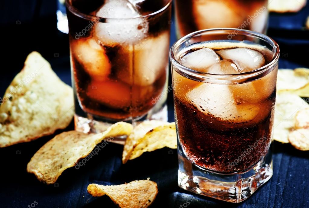 Cold Cola con hielo en vasos y papas fritas 2023