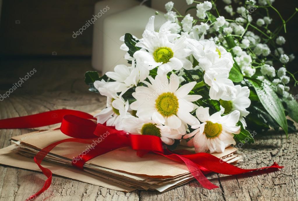 Bundle of old letters tied with a scarlet ribbon with a bouquet Stock ...