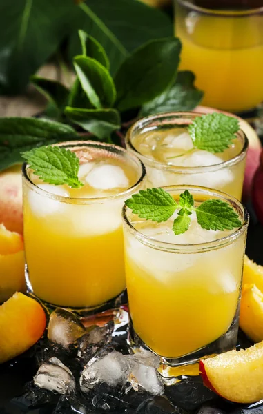 Sumo de pêssego fresco de verão com gelo picado fotos, imagens de © 5PH ...