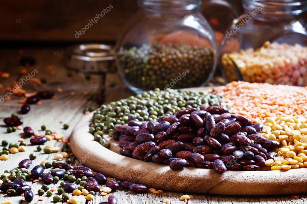 Frijoles morados secos, mezcla de frijoles en plato 2023