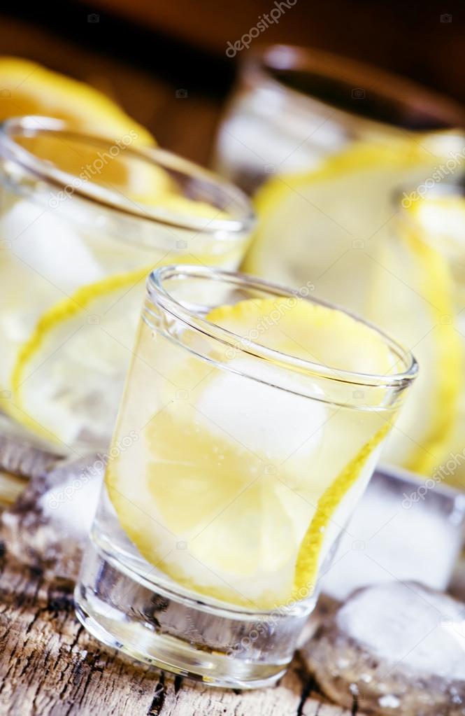 Vodka ruso frío con limón y hielo en vasos de chupito 2024
