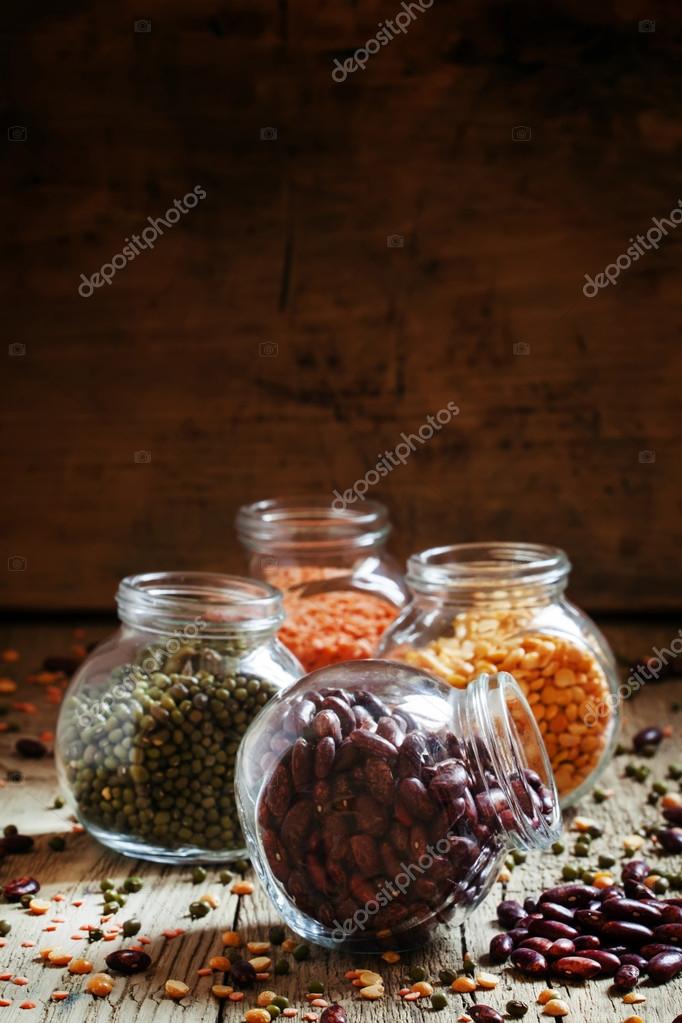 Mezcla de frijoles en frasco de vidrio, fondo de madera vintage 2024