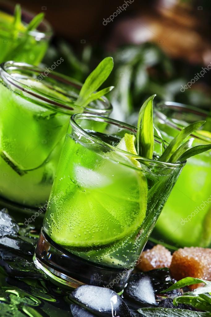 Cóctel alcohólico con verde lima, jugo de limón, azúcar de caña ...