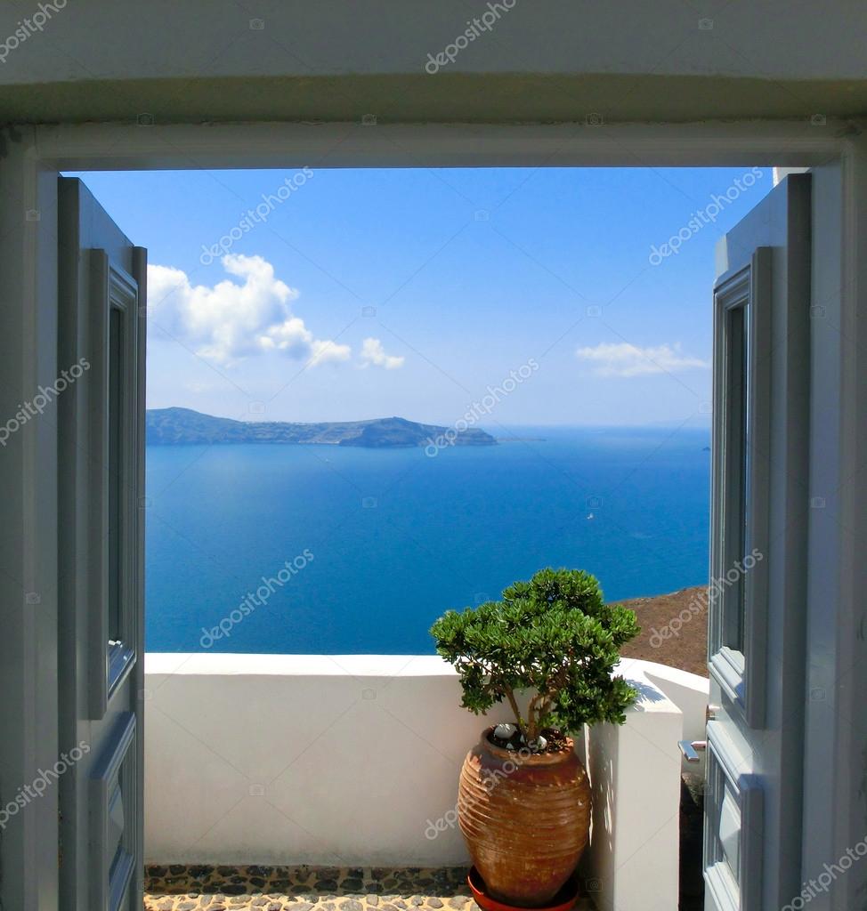 Hermosa vista al mar desde el balcón. Isla de Santorini, Grecia. 2022