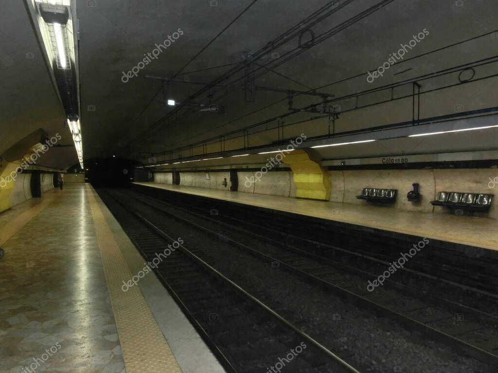Roma, Italia - 02 de mayo de 2014: La estación de metro de Roma. Rome ...