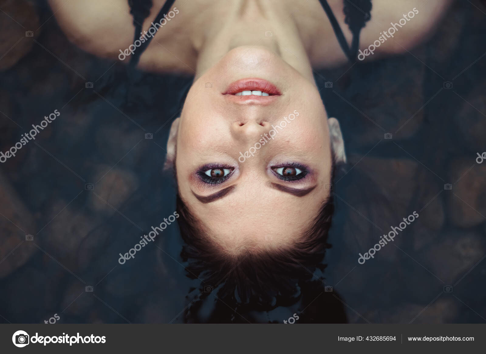 Mujer Bañera Con Solo Cara Por Encima Del Agua Una — Foto de stock ...