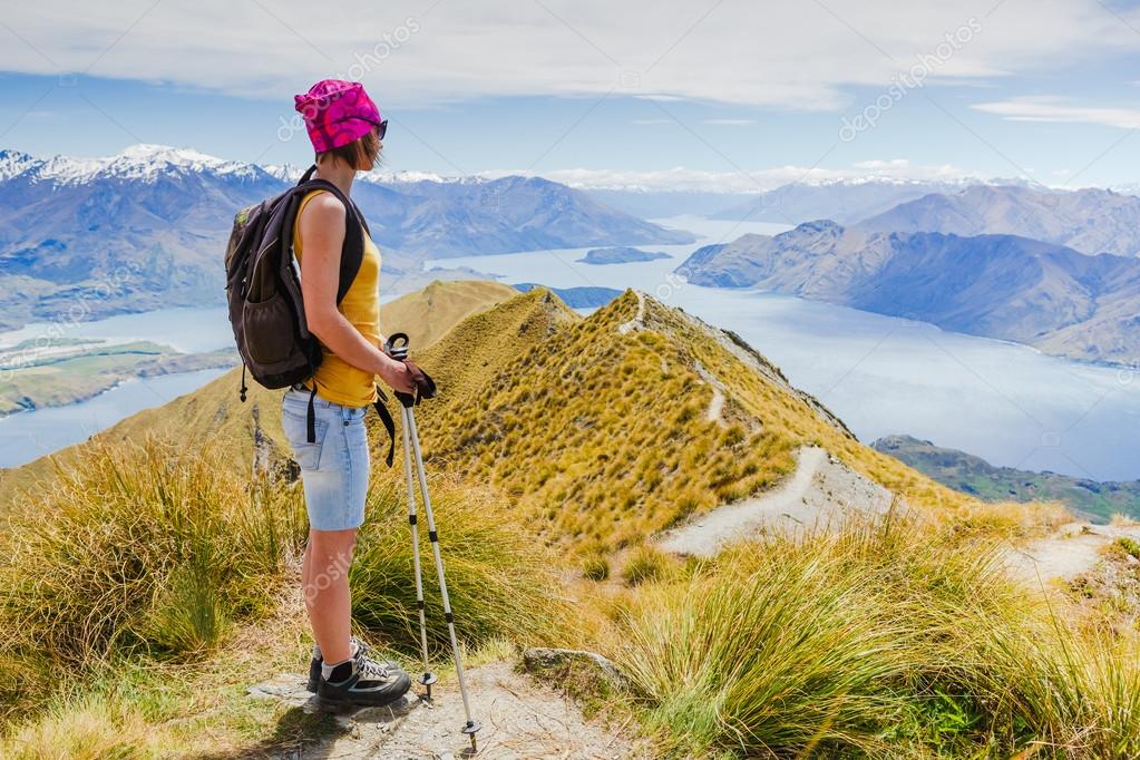 Tourist with a backpack and mountain panorama — Stock Photo ...