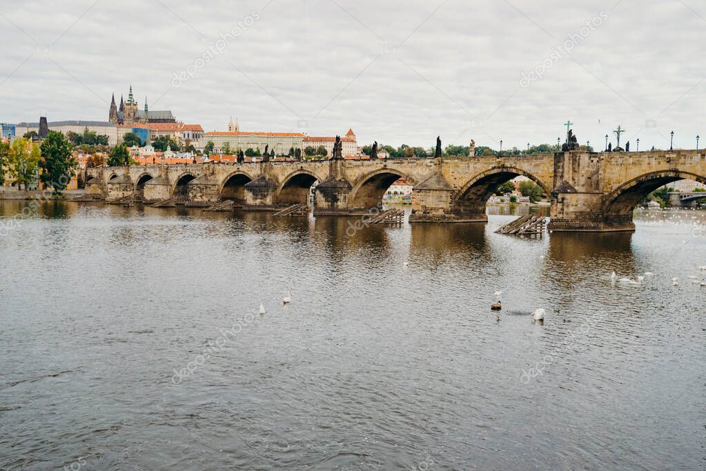 Praga, República Checa - 15 de septiembre de 2015: Río Moldava en Praga ...