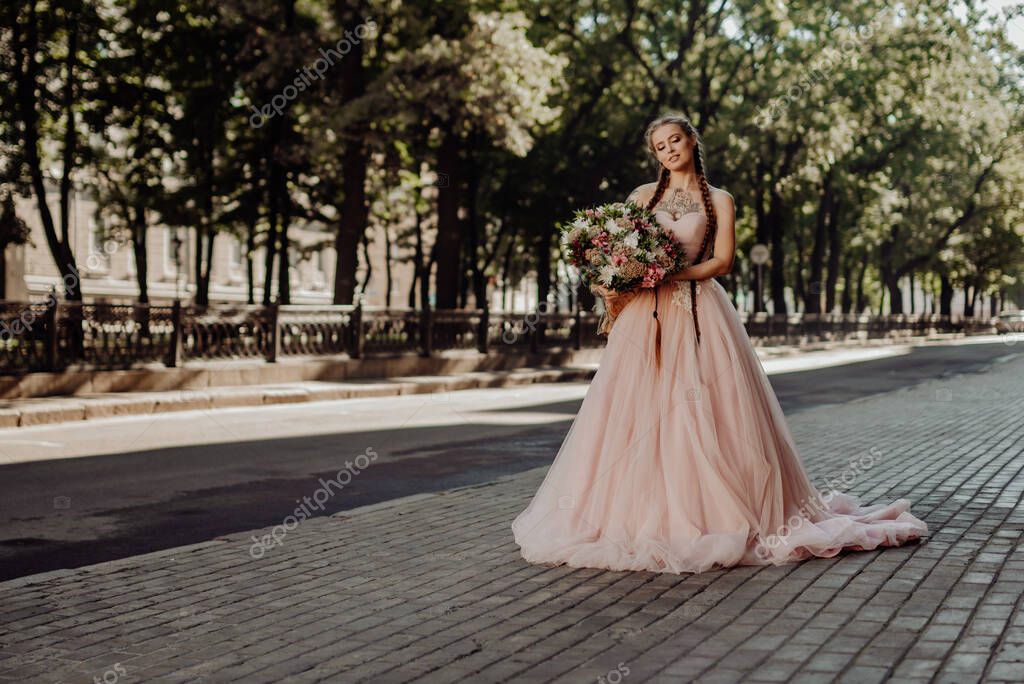 Retrato de una feliz novia de pelo largo con dos trenzas. Una chica con ...