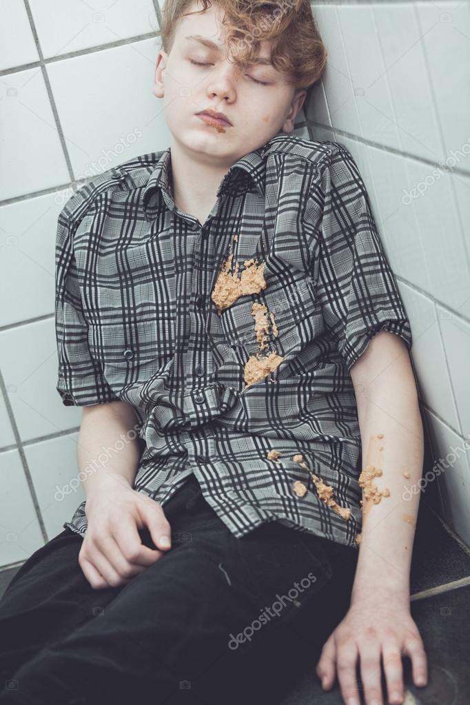 Ragazzo Ubriaco Un Ragazzo Ubriaco, Cade Da Una Bicicletta Sospesa In