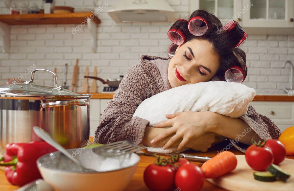 Cansado o simplemente perezoso joven ama de casa tomando una siesta y soñando en medio de ...