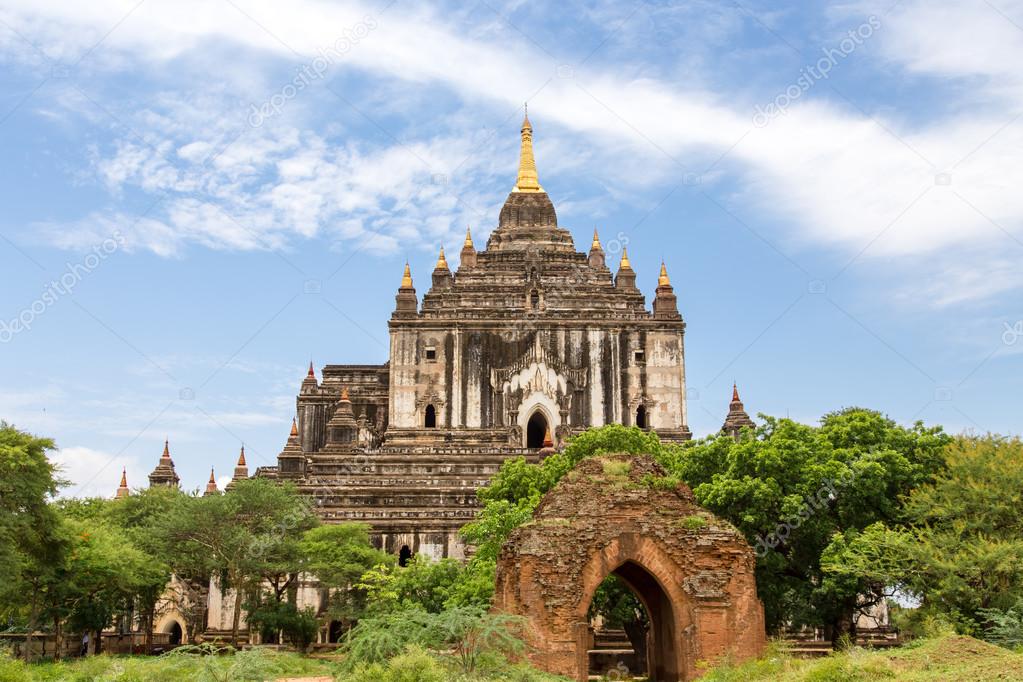 An ancient Buddhist temple complex of Bagan in Myanmar — Stock Photo ...