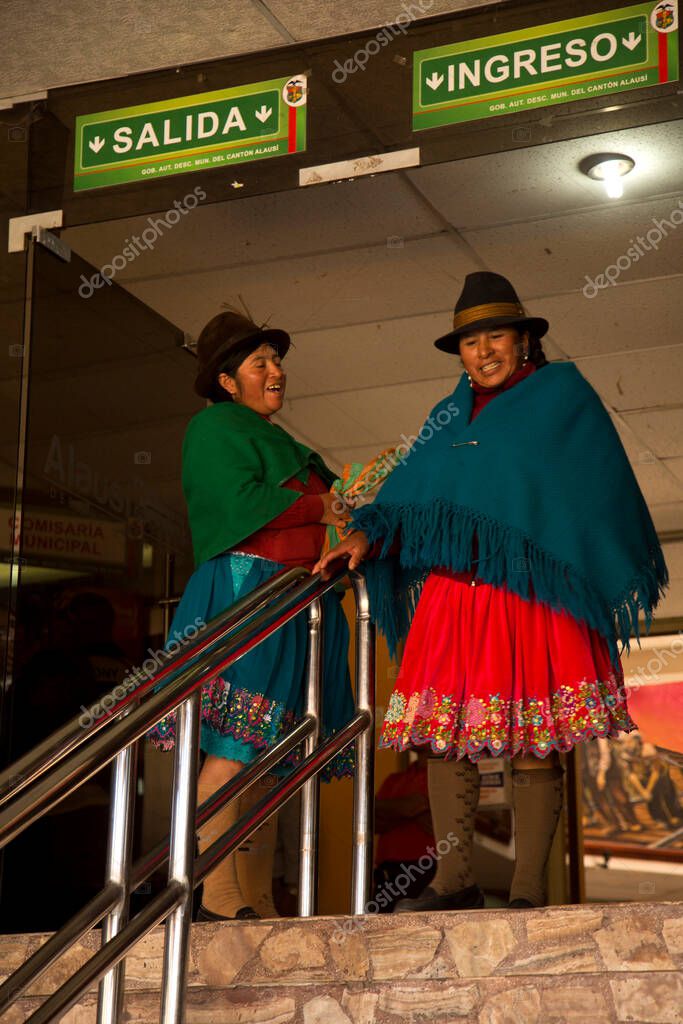 RIOBAMBA, ECUADOR, 27 DE JUNIO DE 2019. Mujeres locales en traje ...