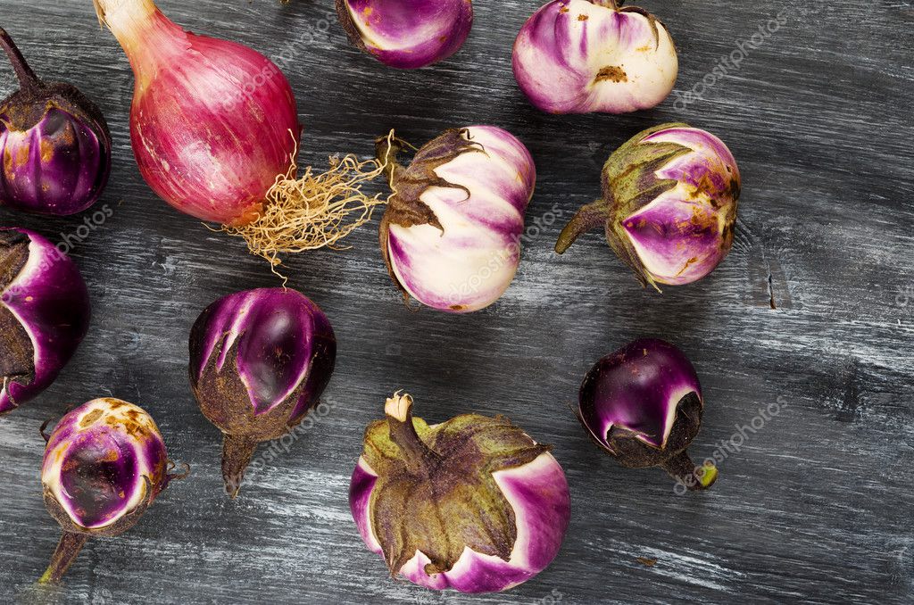 bodegón con berenjenas y cebolla cultivadas en la agricultura ecológica ...