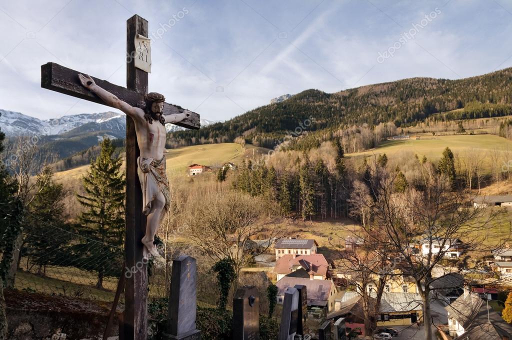 PREIN ON THE RAX, AUSTRIA - 16 DE FEBRERO DE 2014: Gran crucifijo ...