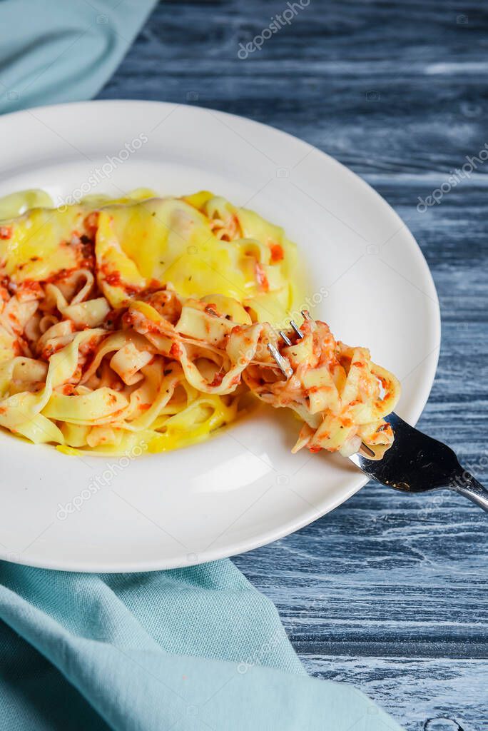 Pasta de espaguetis con queso y pimienta, servida en un plato blanco ...