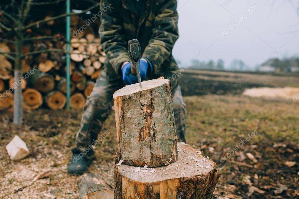 Man splitting log Stock Photo by ©Amvorsuf 111773220
