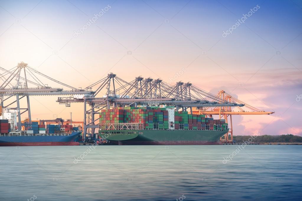 Fondo de exportaci n de importaci n log stica, buque de carga de contenedores con puente de gr a ...