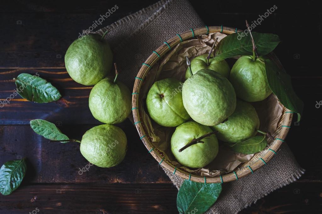 Green Vietnamese Guavas Stock Photo by ©ThaiThu 112966972