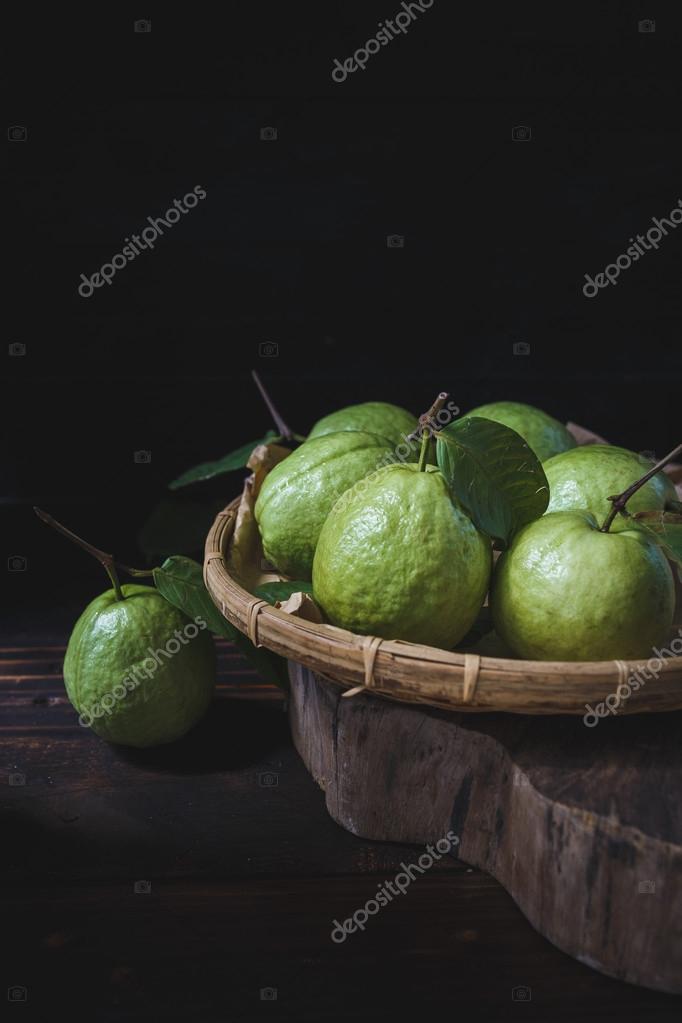 Green Vietnamese Guavas Stock Photo by ©ThaiThu 112967800