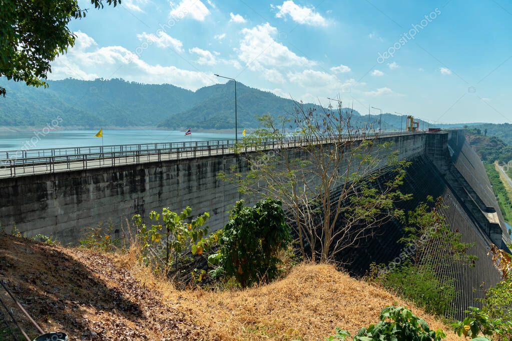 Khun Dan Dam es una nueva atracción turística de Nakhon Nayok en la que ...