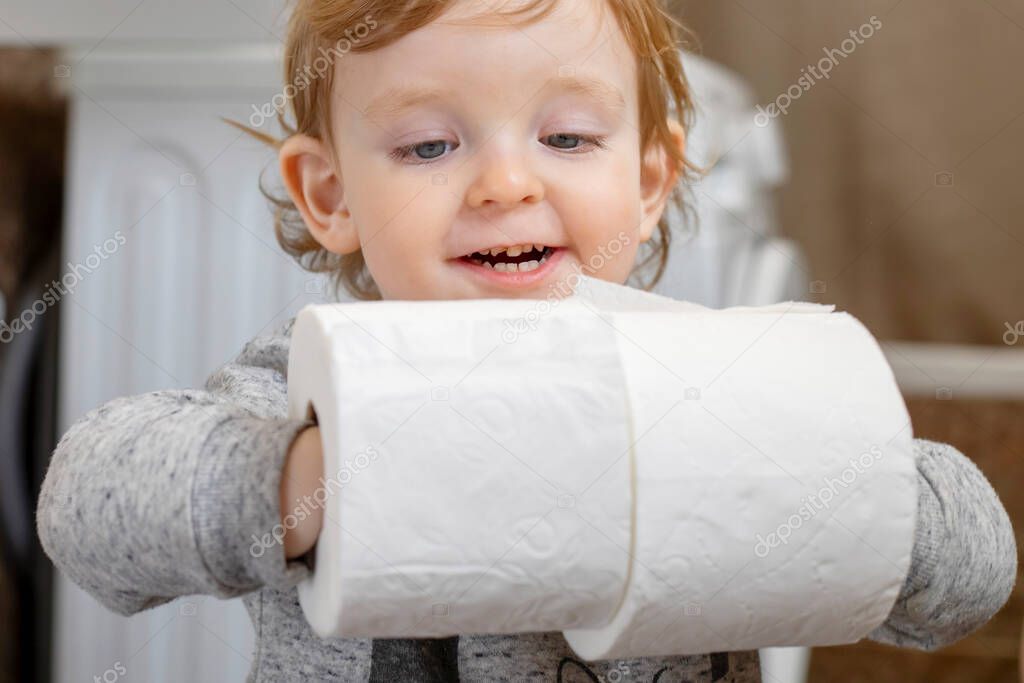 Un chico lindo est sosteniendo rollo de papel higi nico en el ba o. Ni o con papel higi nico. 2024