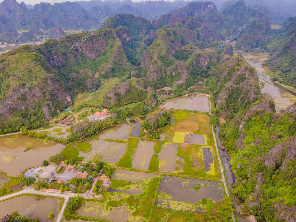 el majestuoso paisaje en el río Ngo Dong en Tam Coc Bich Dong vista ...