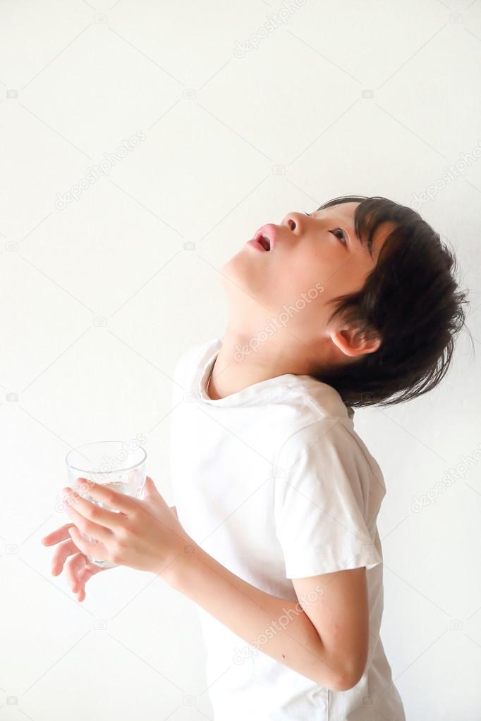 Los niños hacer gárgaras en la prevención de los resfriados — Foto de ...