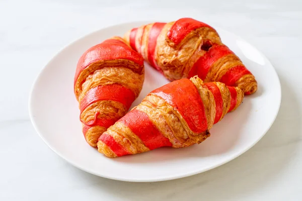 Croissant aux fraises images libres de droit, photos de Croissant aux fraises | Depositphotos