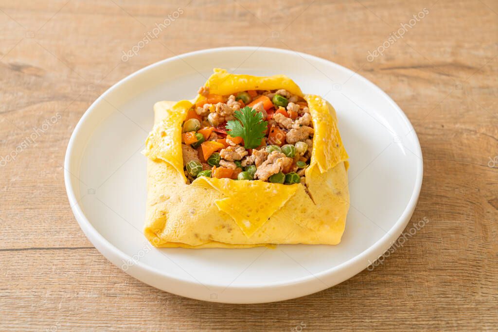 envoltura de huevo o huevo relleno con cerdo picado, zanahoria, tomate ...